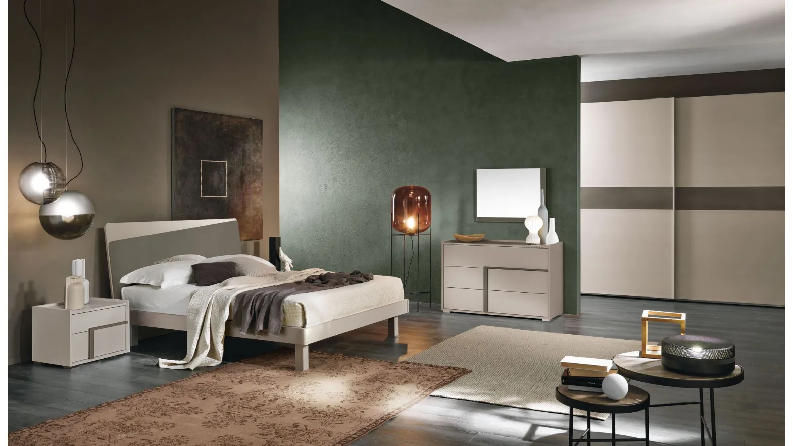 Camera matrimoniale completa di armadio scorrevole a tre ante modello ...